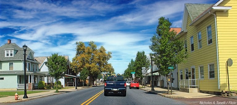 10 Tips for Moving to a Small Town: Pros and Cons of Small-Town Living